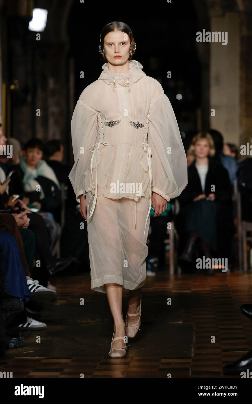 SIMONE ROCHA Fall/Winter 2024 runway during London Fashion Week on ...