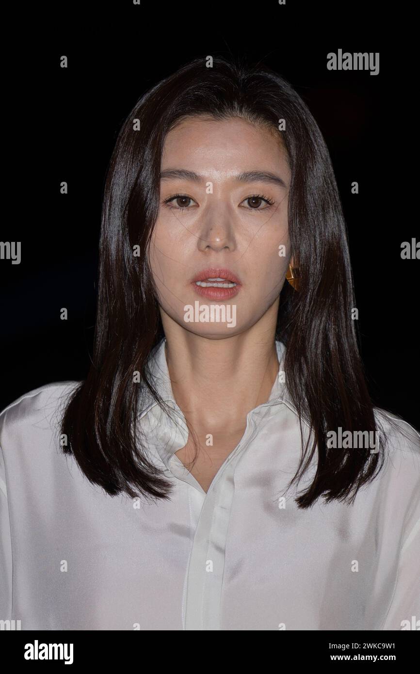 Jun Ji-hyun poses for photographers upon arrival at the Burberry Winter ...