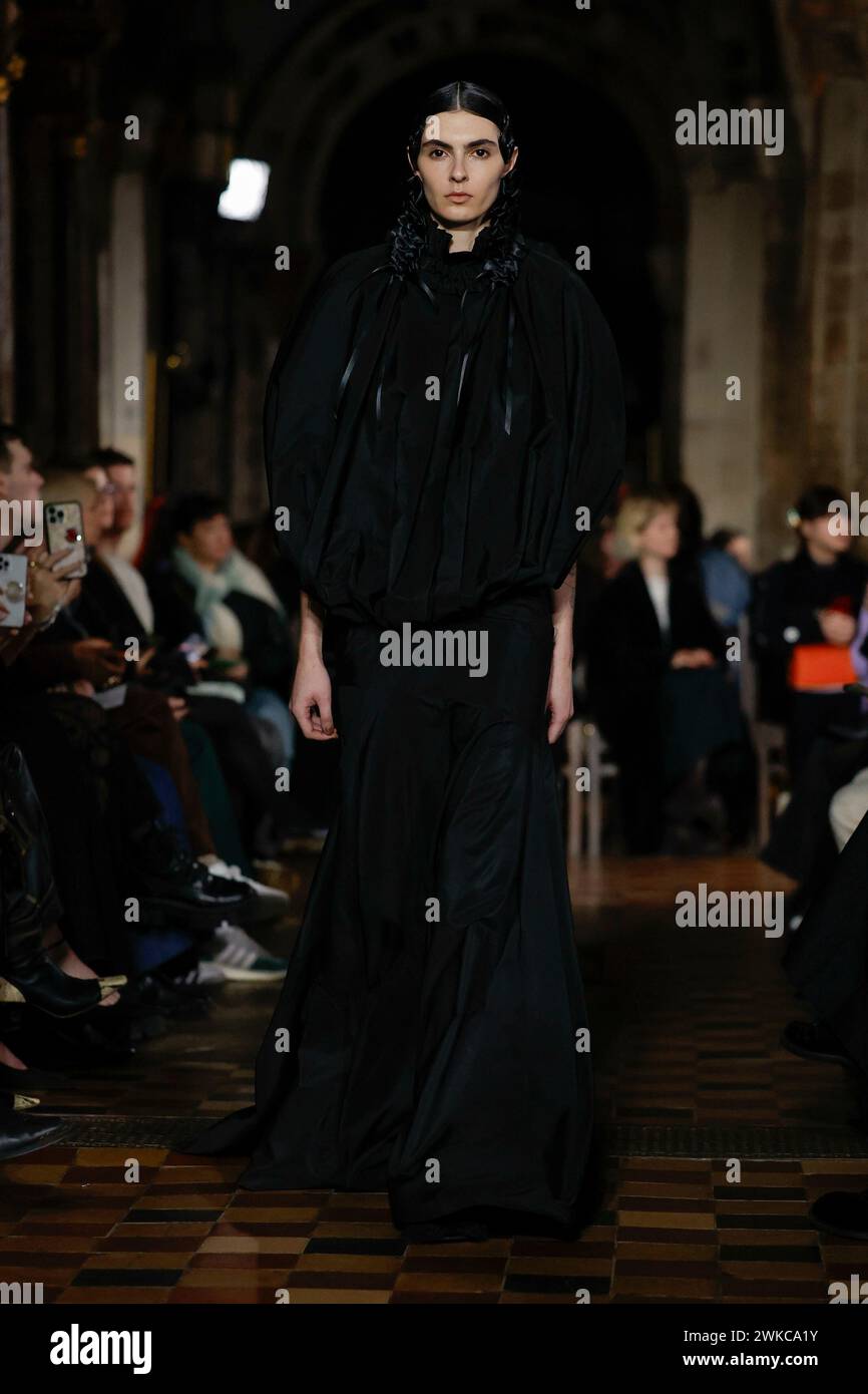 SIMONE ROCHA Fall/Winter 2024 runway during London Fashion Week on ...