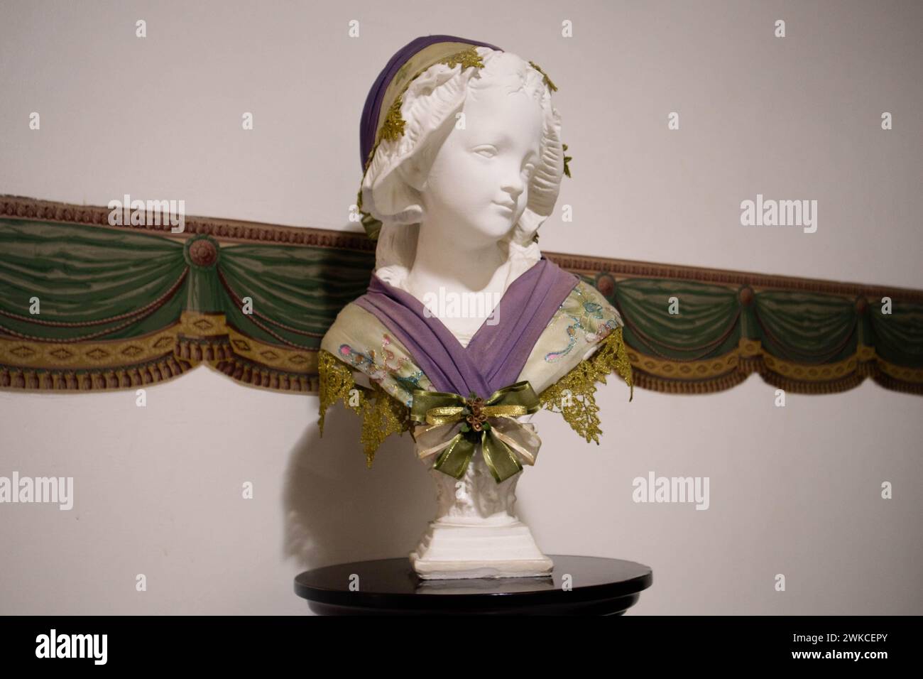 White stone statue of a lady Stock Photo - Alamy