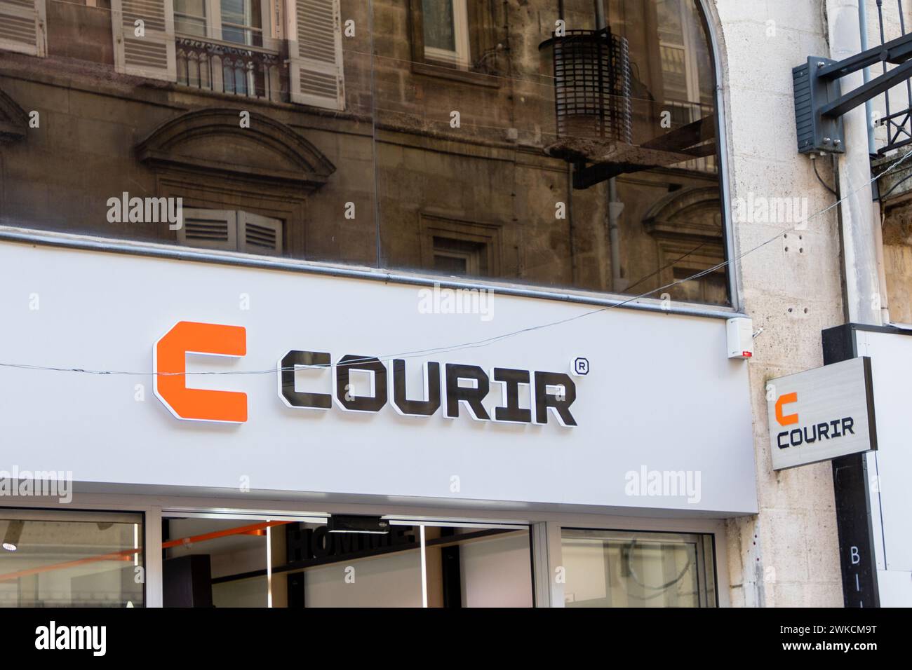Bordeaux , France - 02 19 2024 : courir c logo brand entrance and chain ...