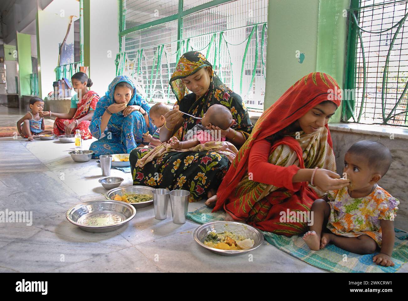 Starving children in india hi-res stock photography and images - Alamy