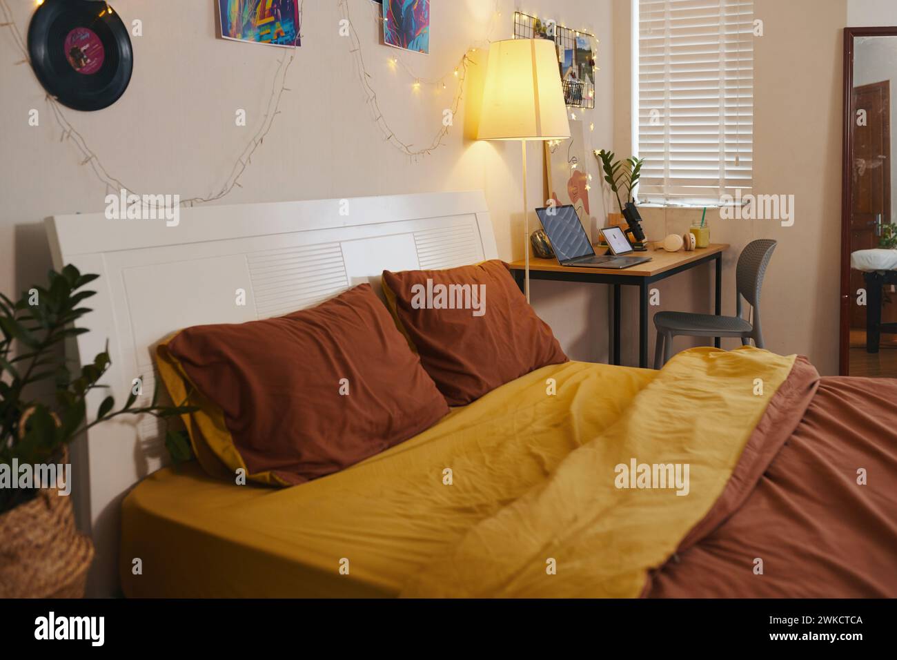 Comfy workspace hi-res stock photography and images - Alamy