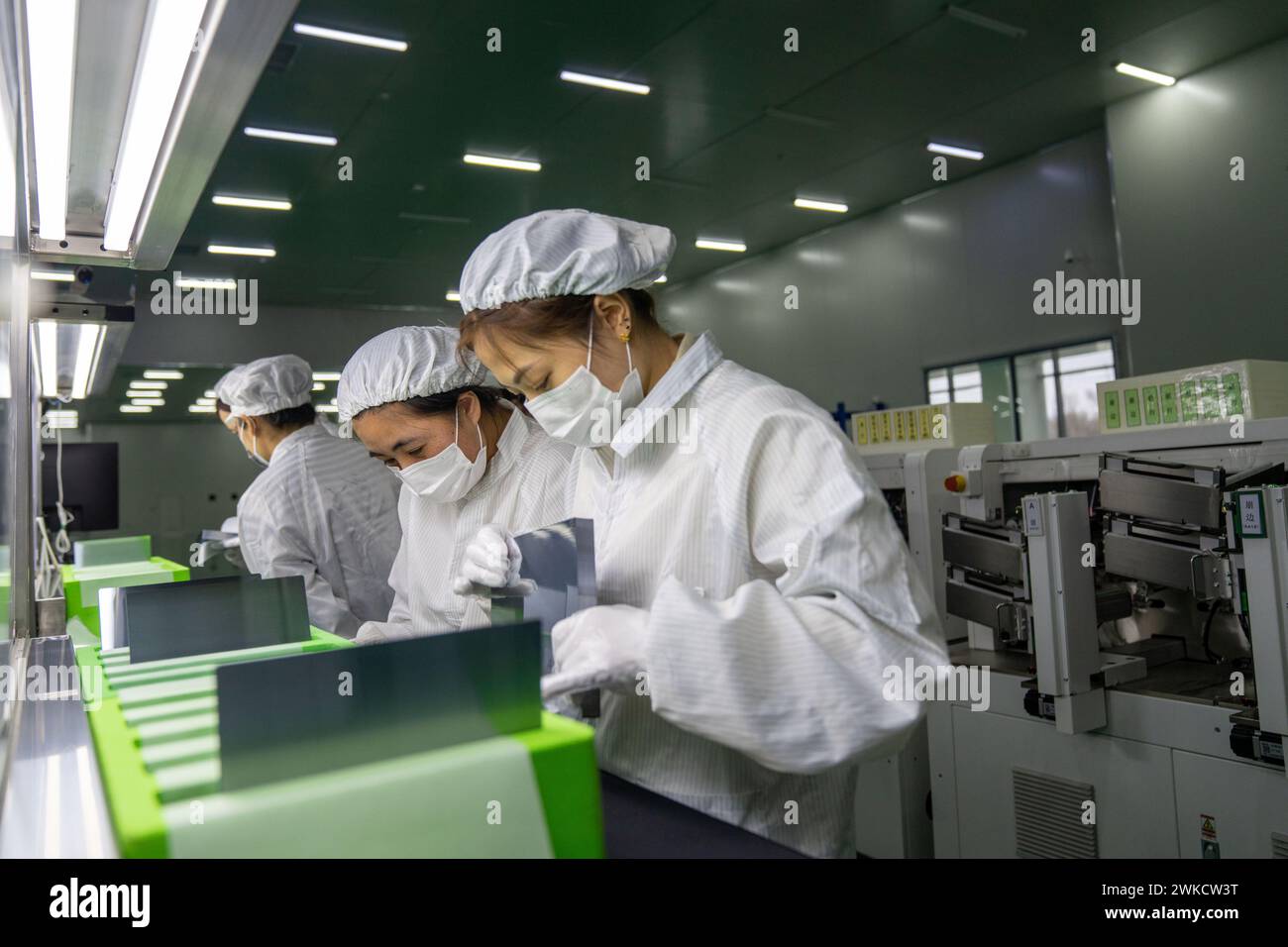 HEFEI, CHINA - FEBRUARY 20, 2024 - Workers produce photovoltaic silicon ...