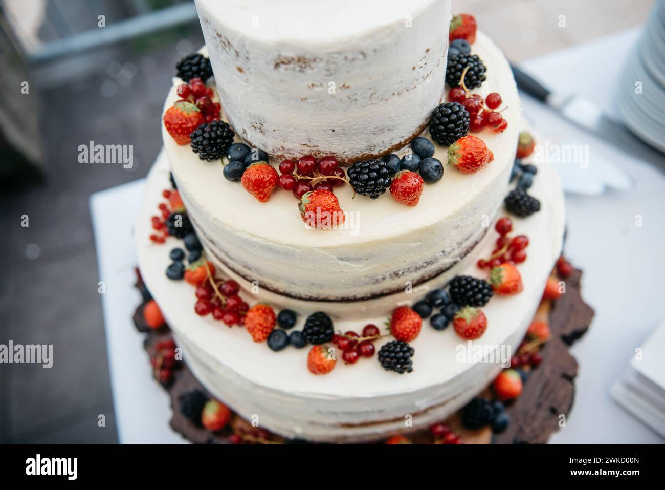 Triple layer cream cake hi-res stock photography and images - Alamy