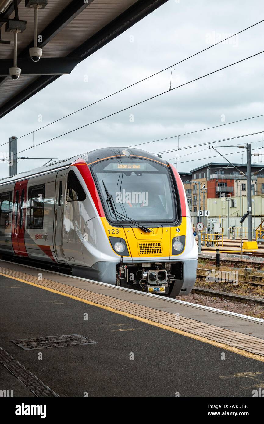 A train stopped at the platform in Cambridge Train Station, England, UK ...