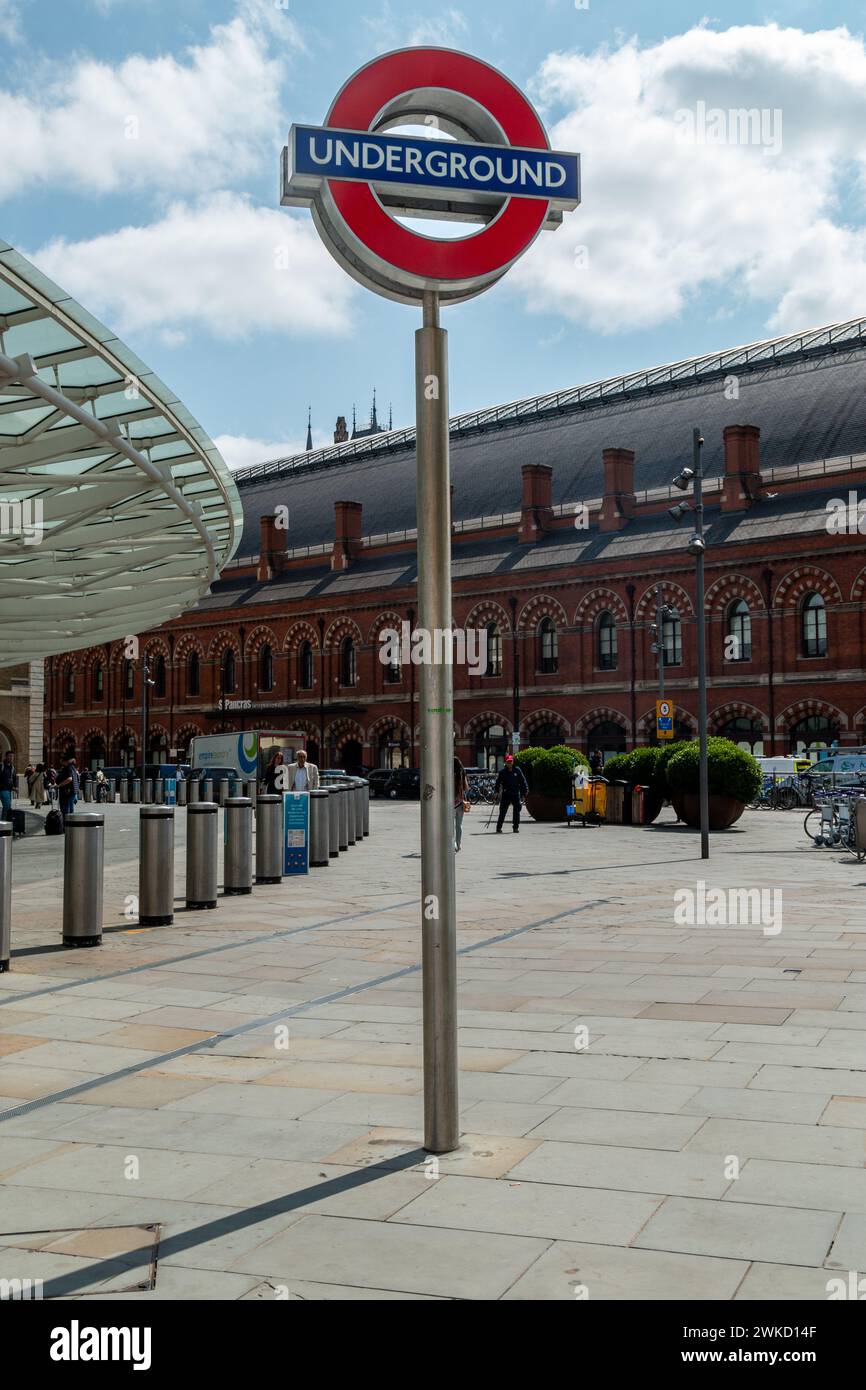 Kings cross sign tube hi-res stock photography and images - Alamy