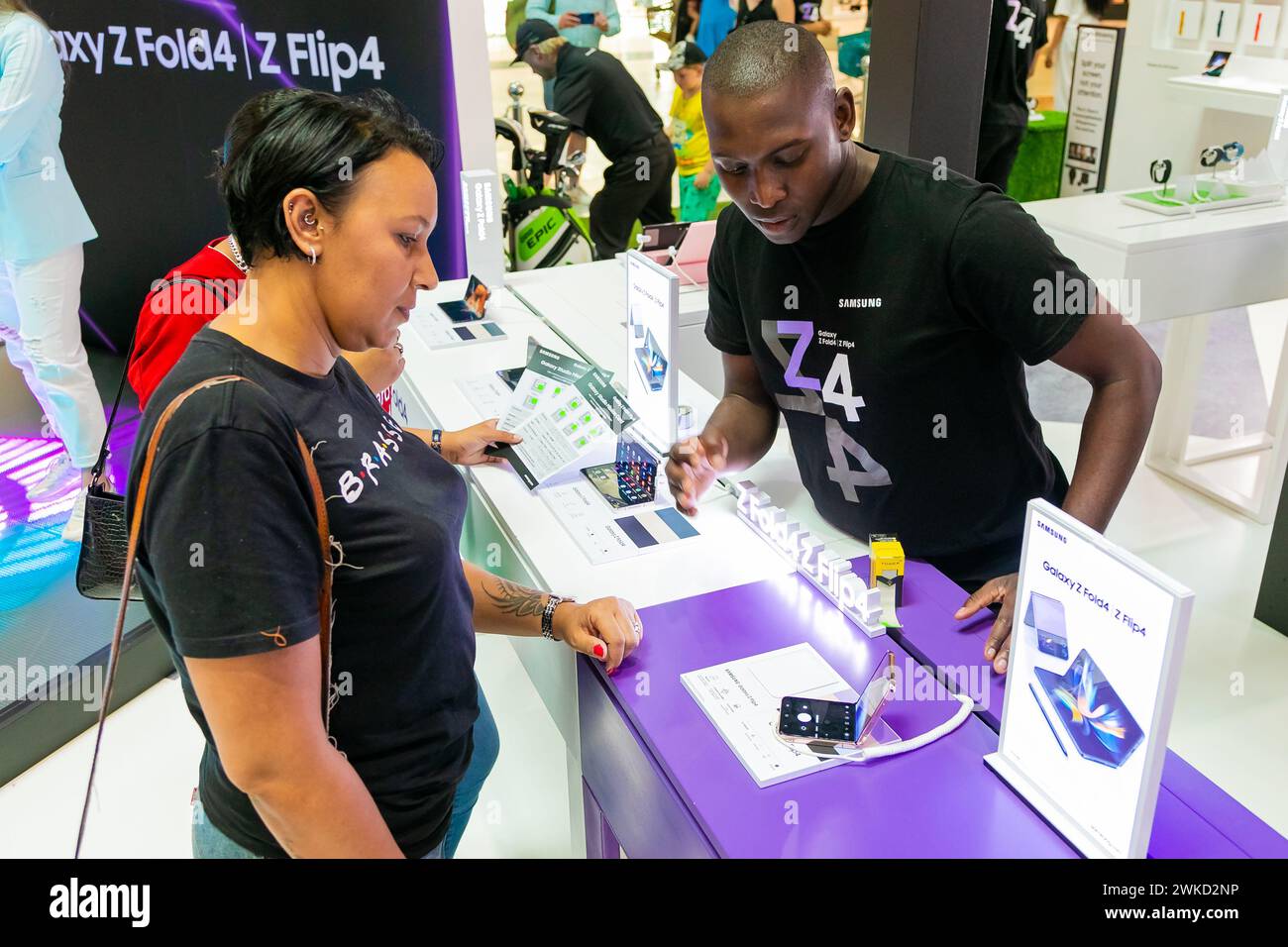 Electronics store salesman customer hi-res stock photography and images ...