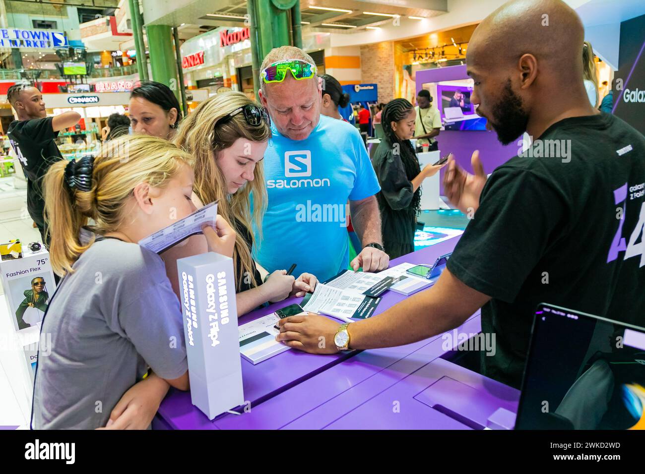 Electronics store salesman customer hi-res stock photography and images ...