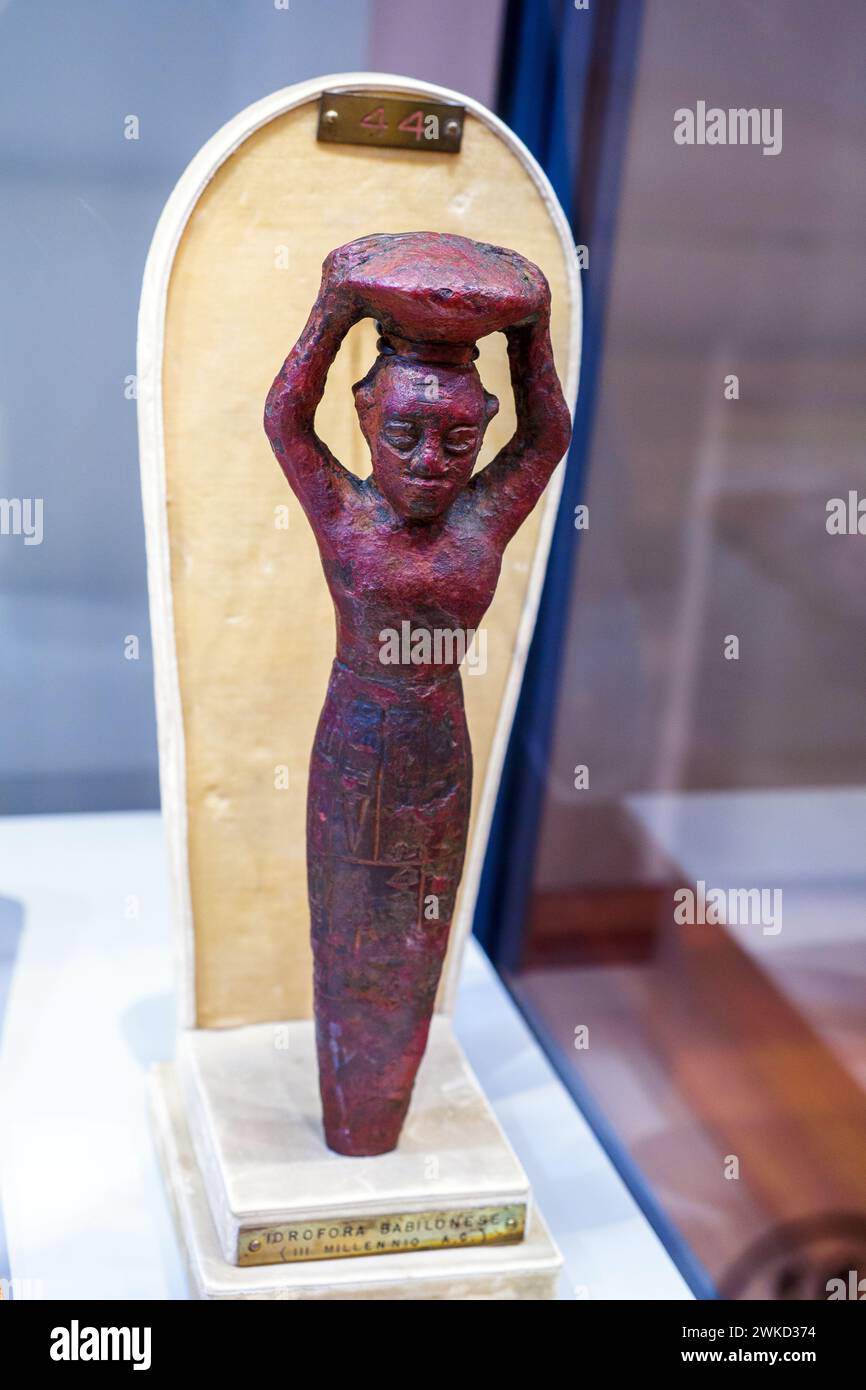 Foundation nail: sovereign holding a basket on his head - Ur dynasty ...