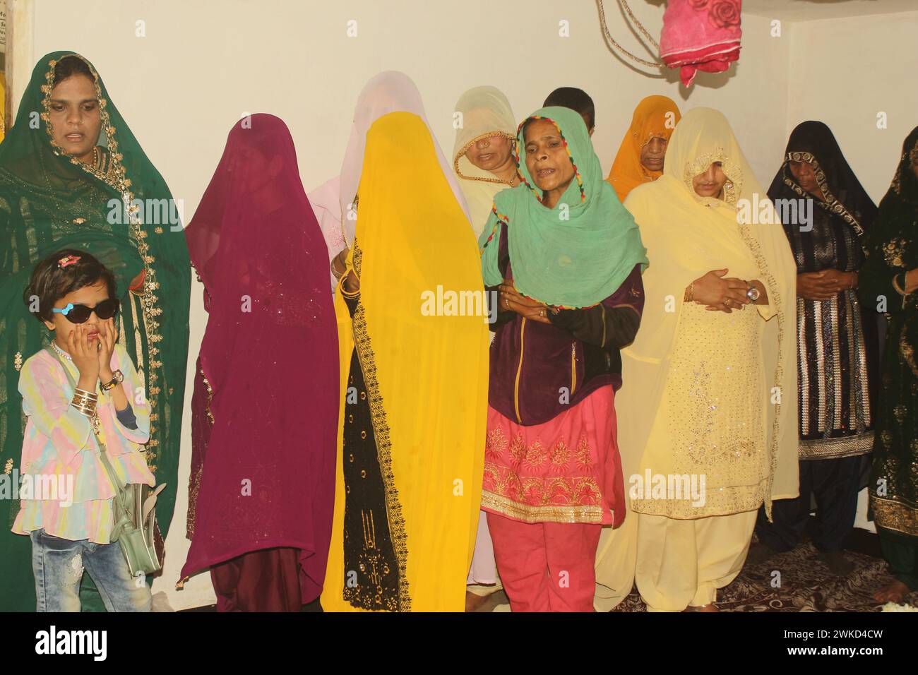 wedding photography Indian bride family, Pretty girl in traditional ...