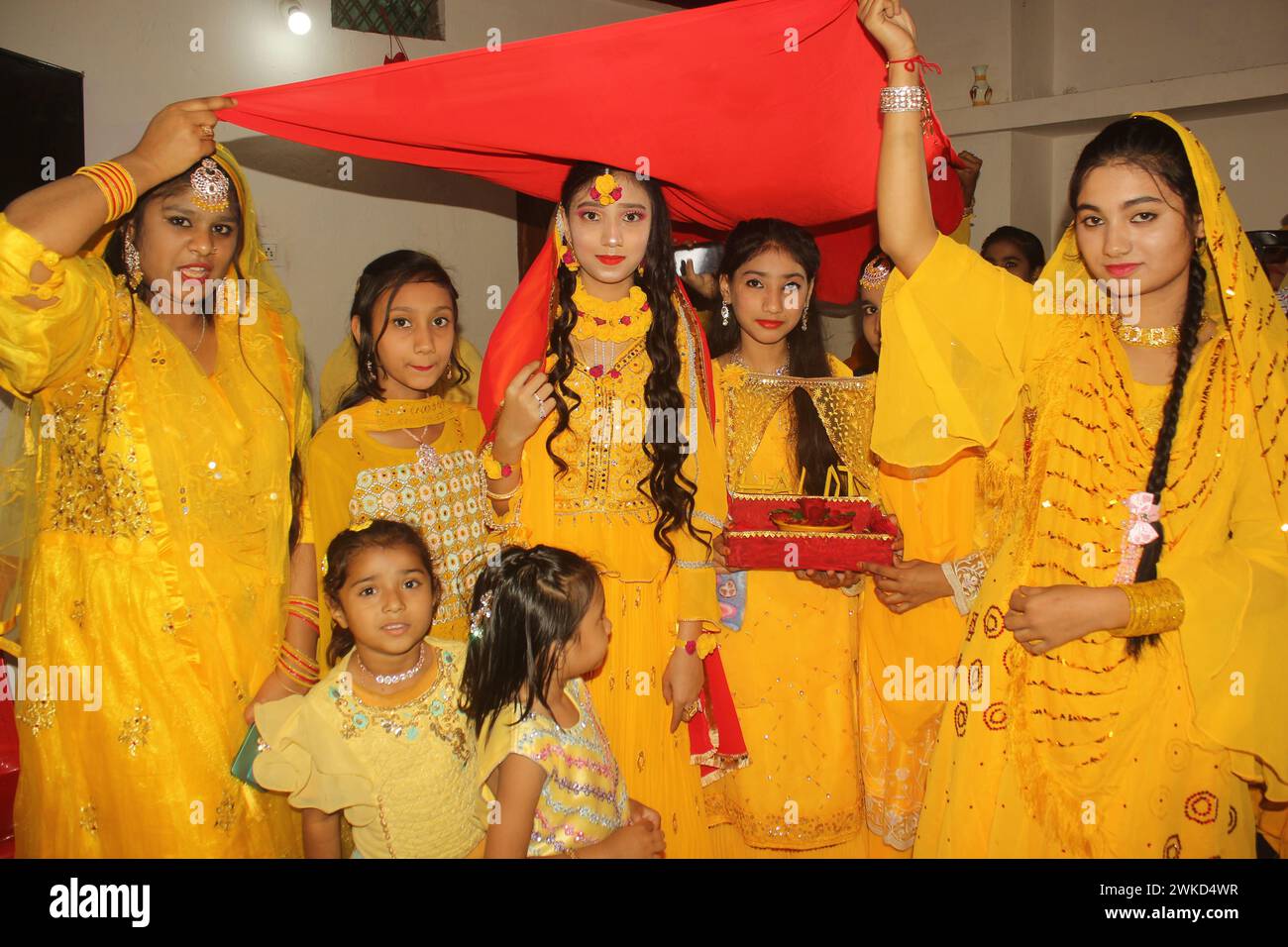 wedding photography Indian bride family, Pretty girl in traditional ...