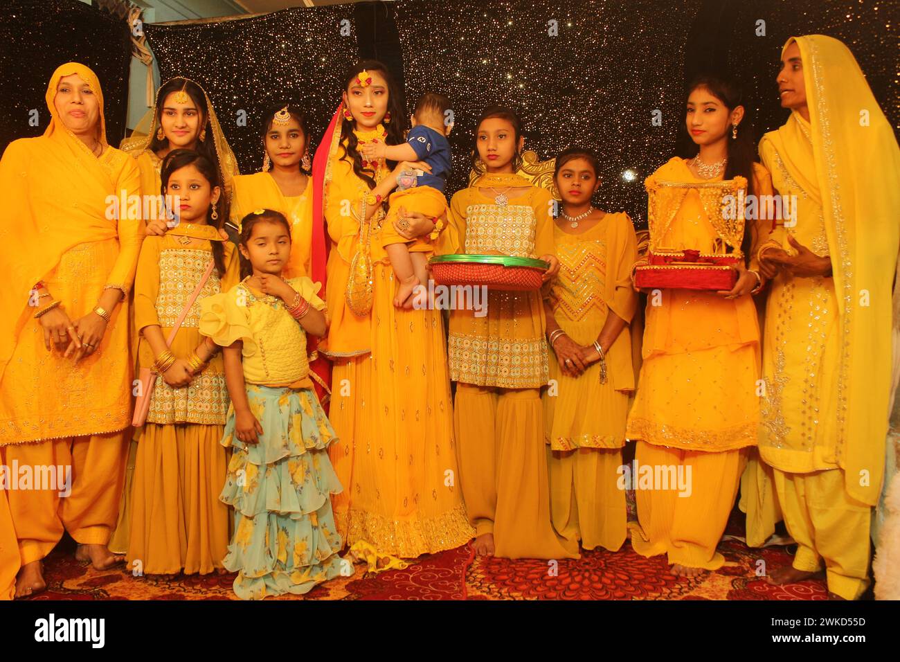 wedding photography Indian bride family, Pretty girl in traditional ...