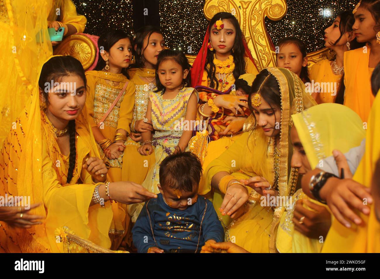 wedding photography Indian bride family, Pretty girl in traditional ...