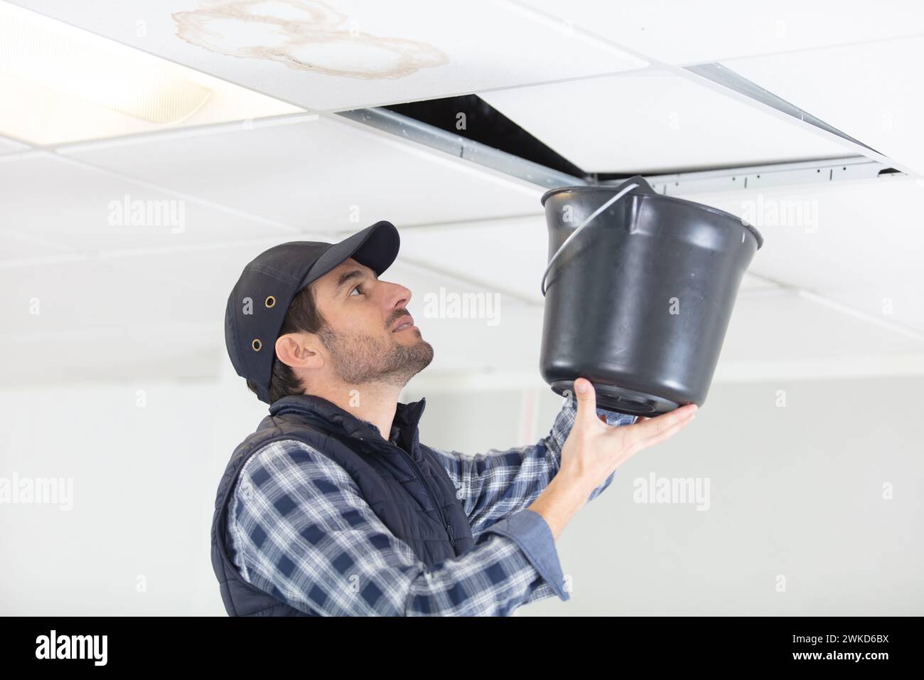 Bucket under leak hi-res stock photography and images - Alamy