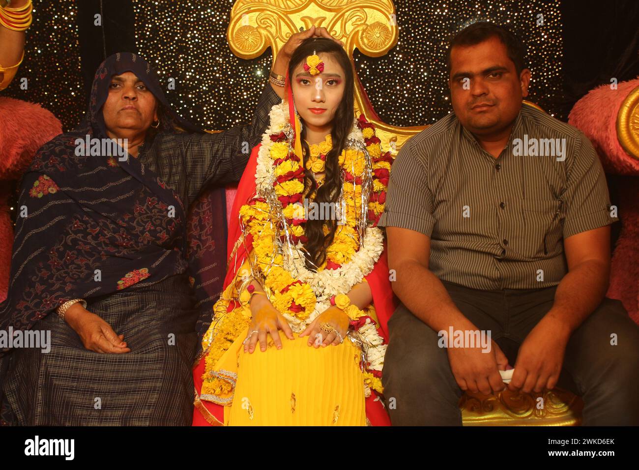 wedding photography Indian bride family, Pretty girl in traditional ...