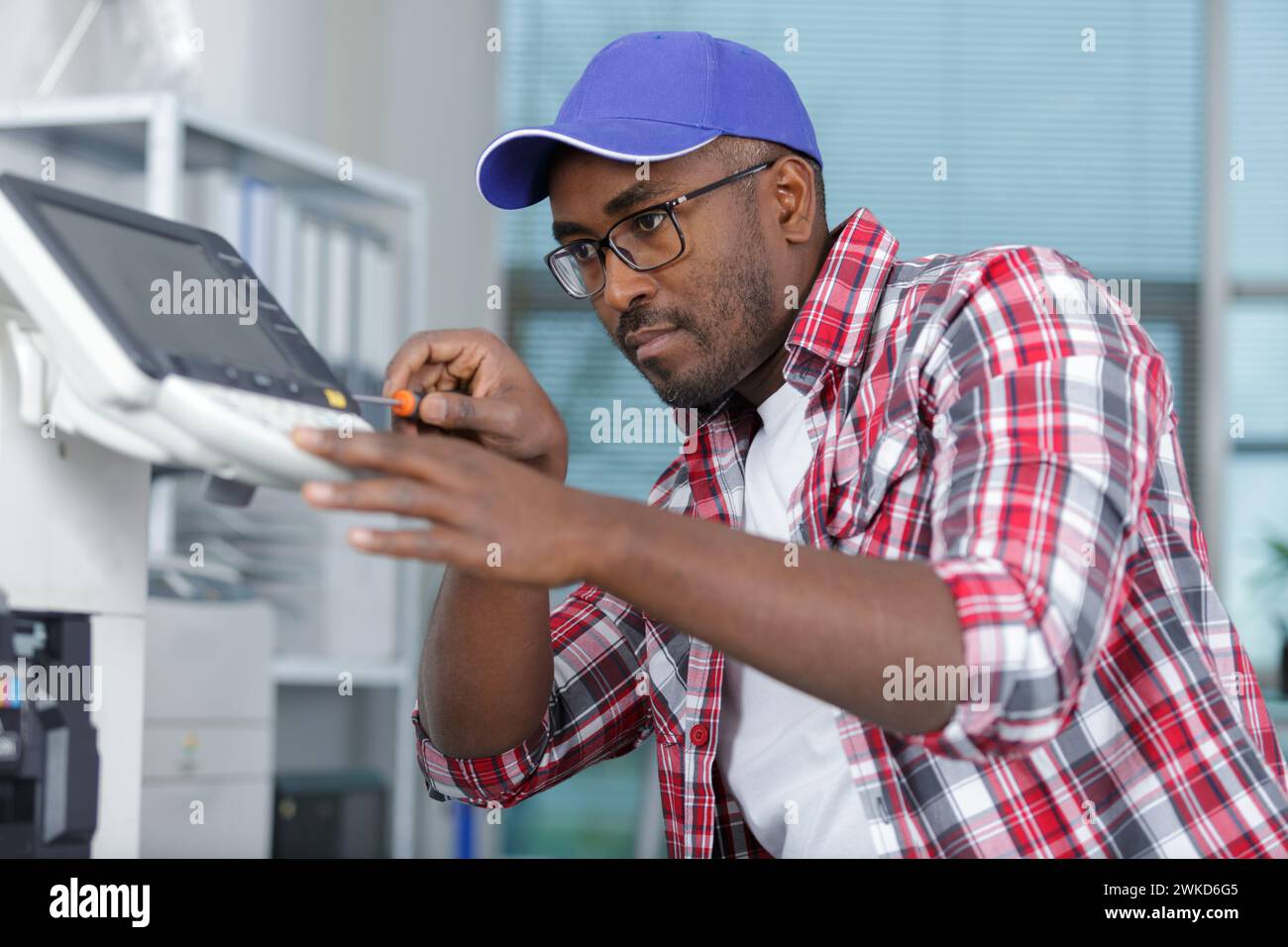 Fixing computer african hi-res stock photography and images - Alamy