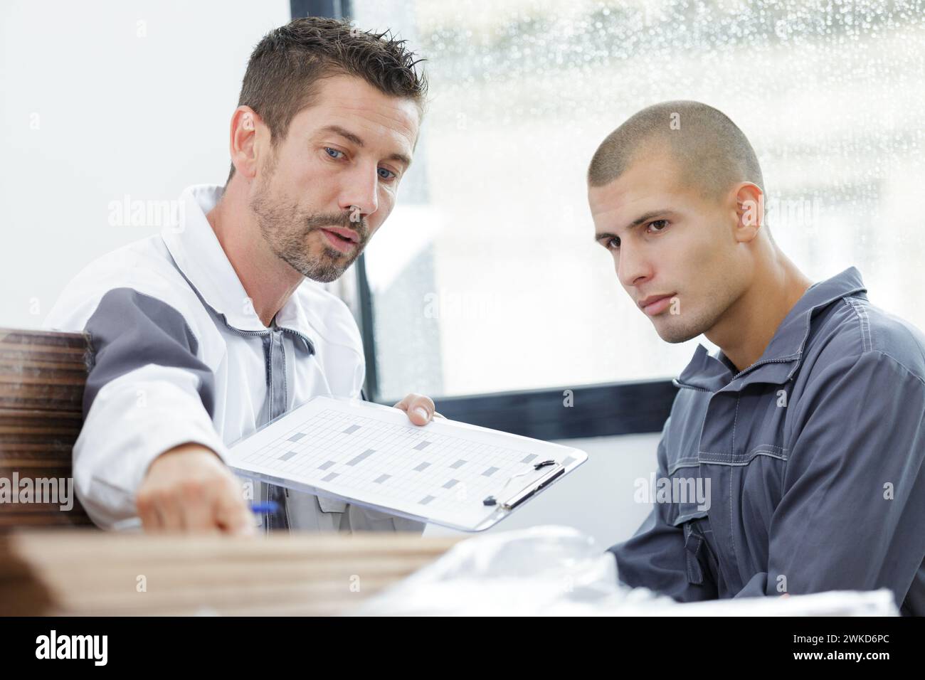 worker with clipboard in warehouse Stock Photo - Alamy