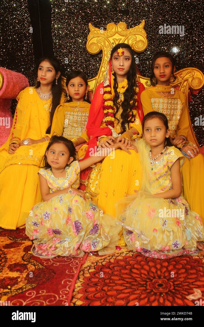wedding photography Indian bride family, Pretty girl in traditional ...