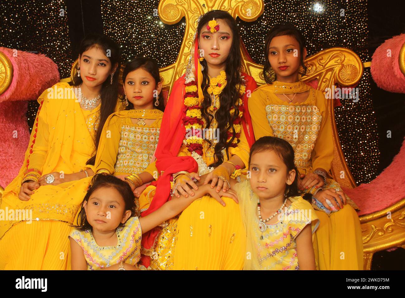 wedding photography Indian bride family, Pretty girl in traditional ...