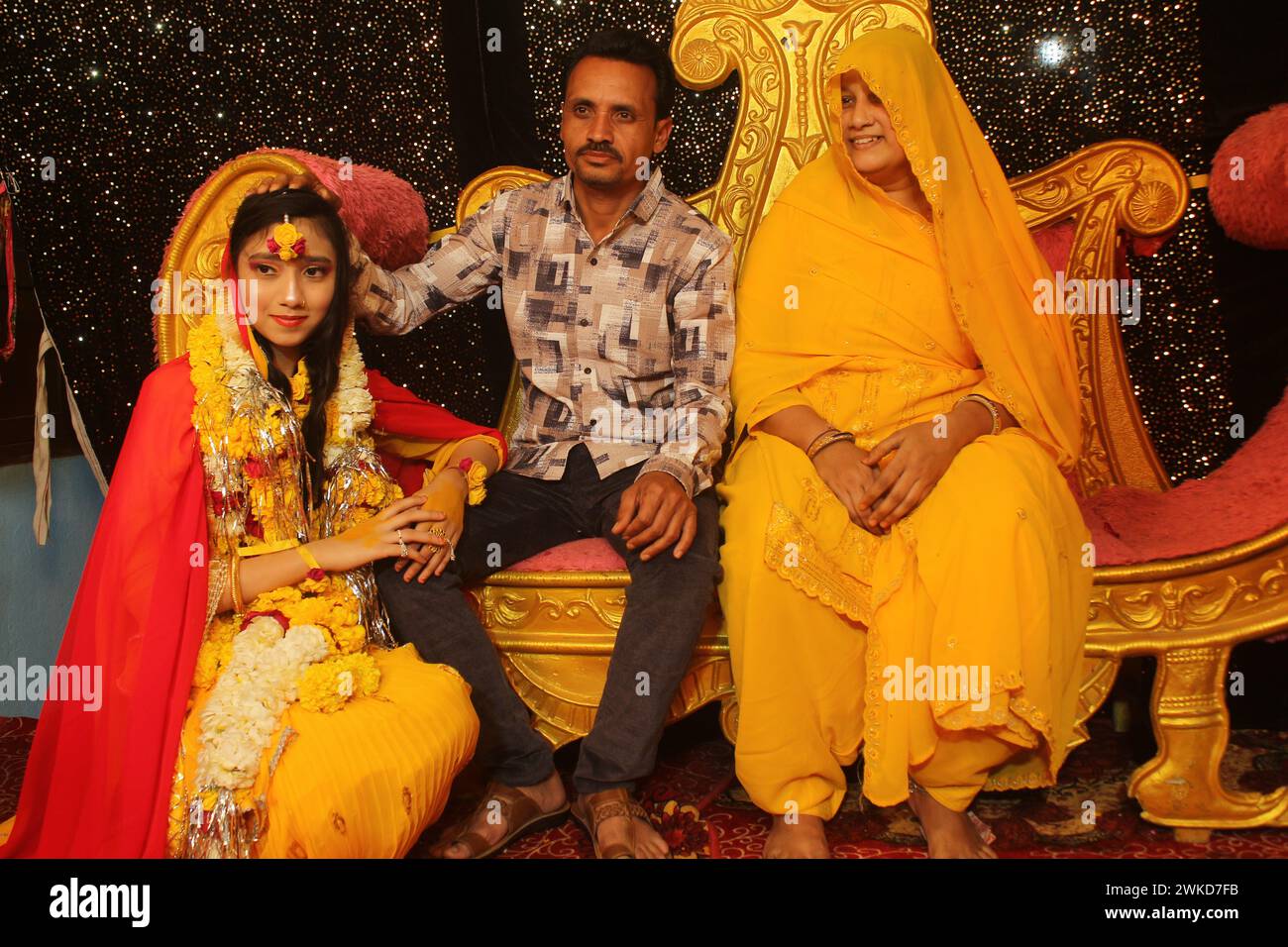 wedding photography Indian bride family, Pretty girl in traditional ...