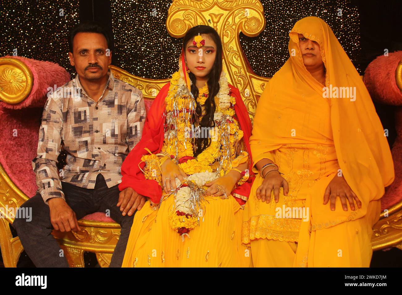 wedding photography Indian bride family, Pretty girl in traditional ...