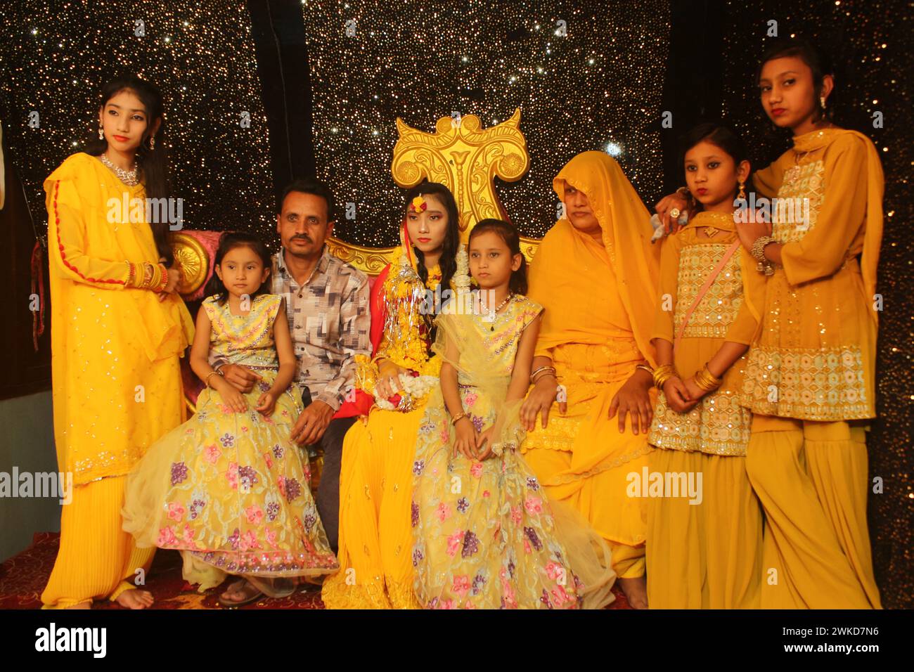wedding photography Indian bride family, Pretty girl in traditional ...