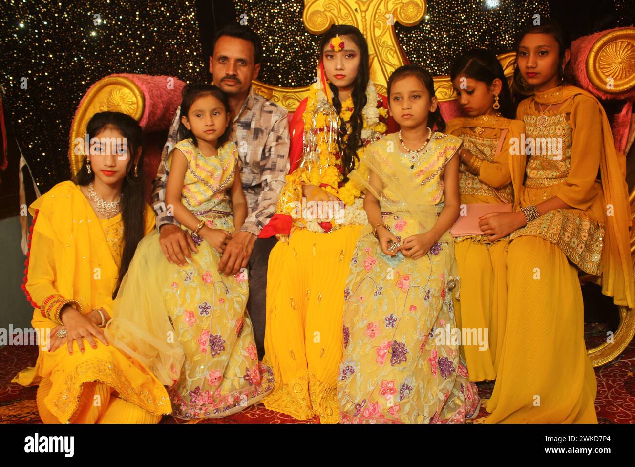 wedding photography Indian bride family, Pretty girl in traditional ...
