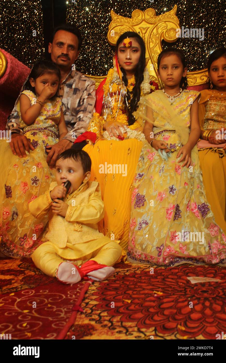 wedding photography Indian bride family, Pretty girl in traditional ...