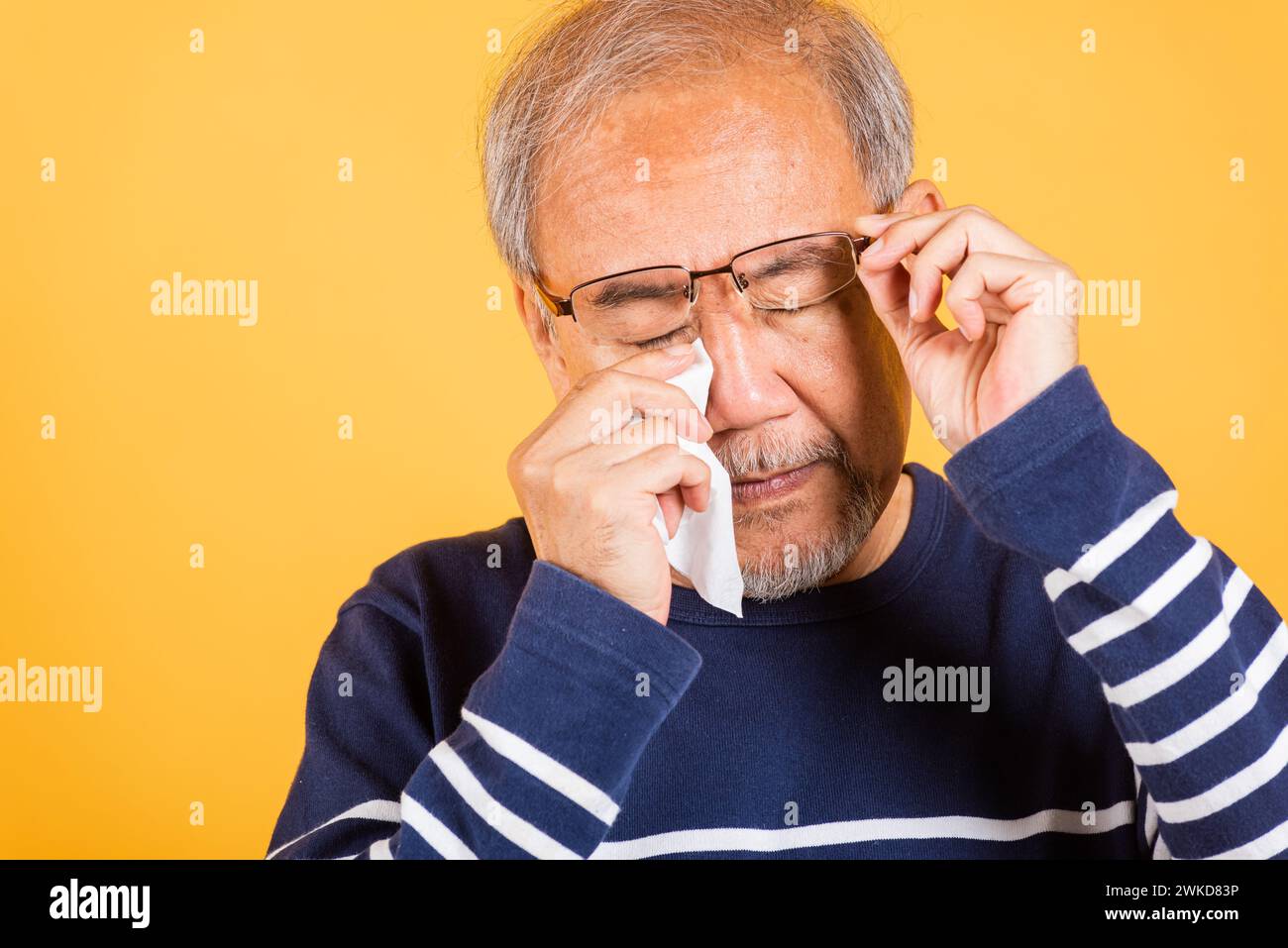 Asian elder man crying raise glasses with tissue wipe red eyes Stock ...
