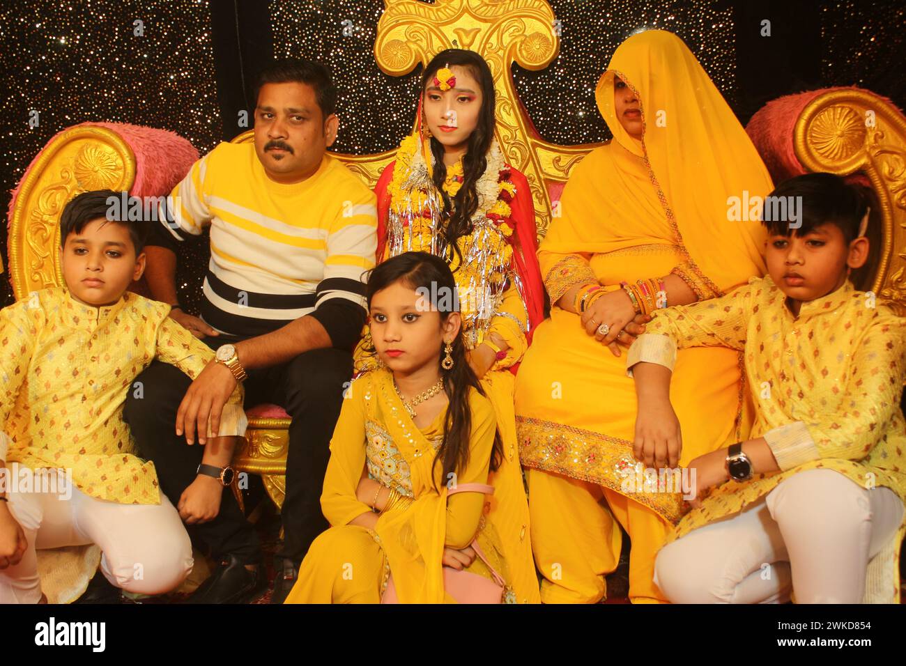 wedding photography Indian bride family, Pretty girl in traditional ...