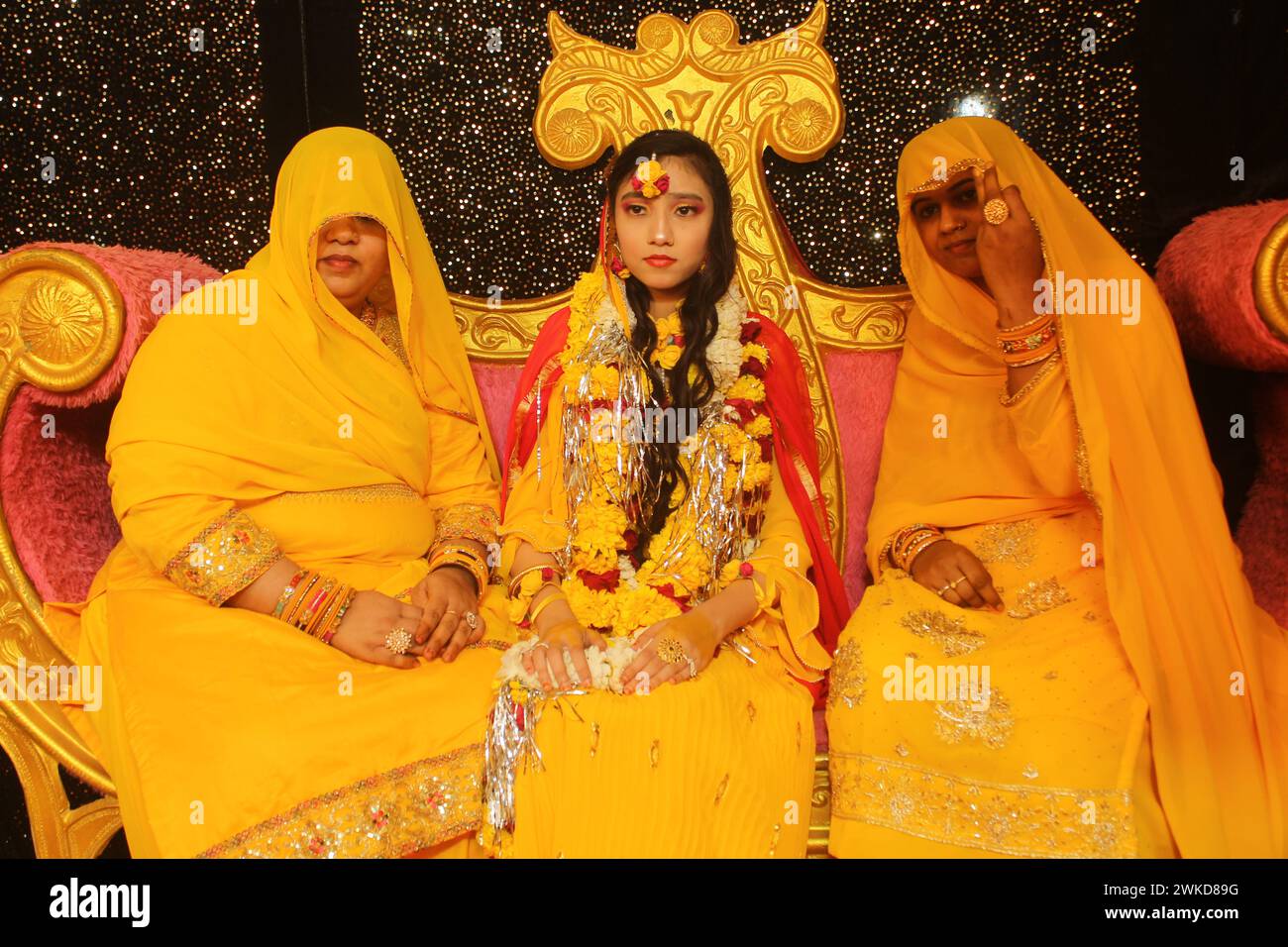 wedding photography Indian bride family, Pretty girl in traditional ...