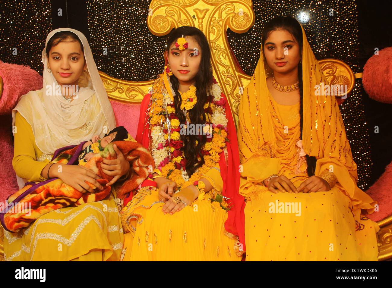 wedding photography Indian bride family, Pretty girl in traditional ...