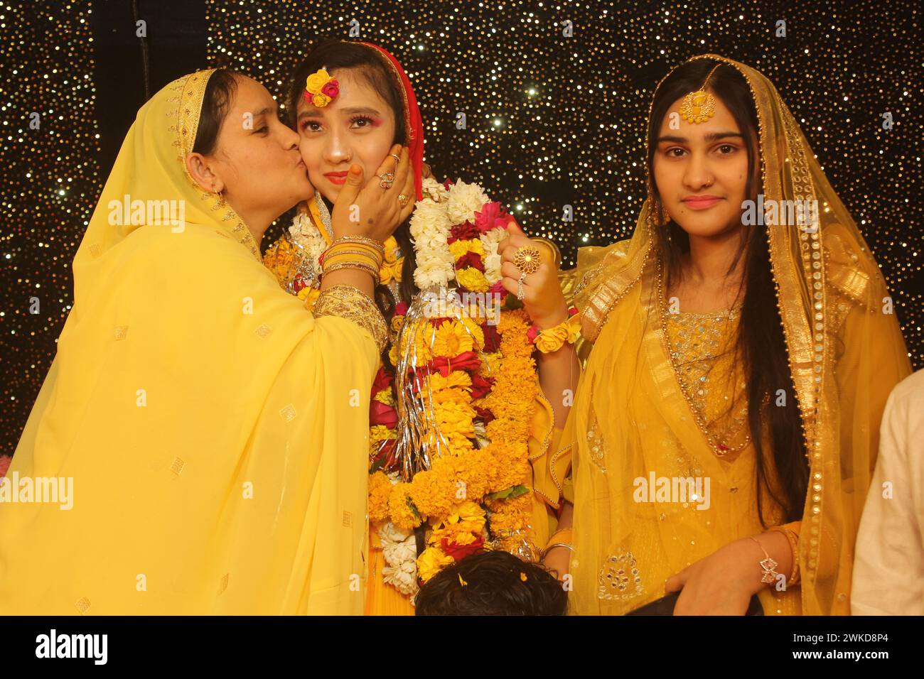 wedding photography Indian bride family, Pretty girl in traditional ...