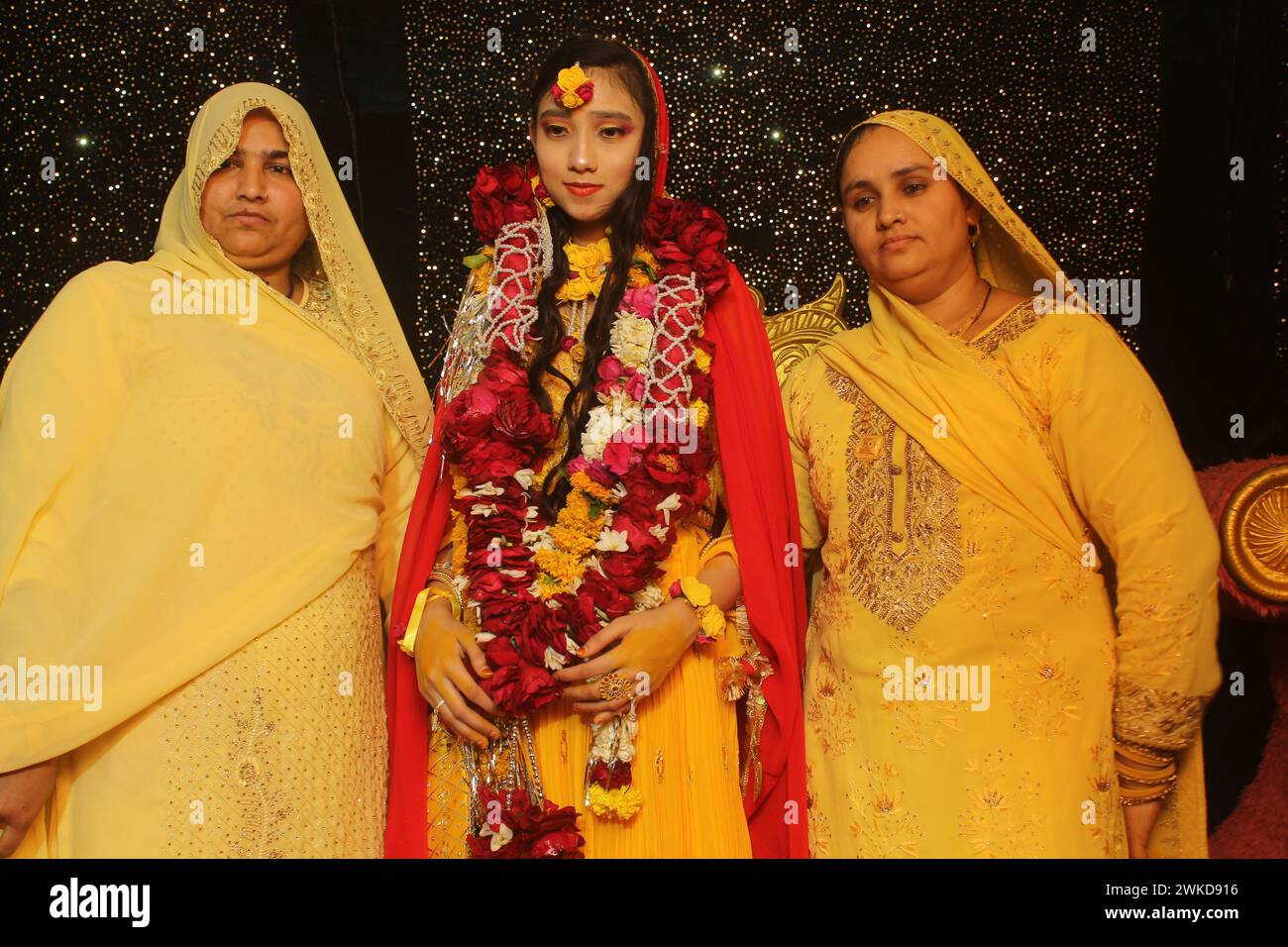 wedding photography Indian bride family, Pretty girl in traditional ...
