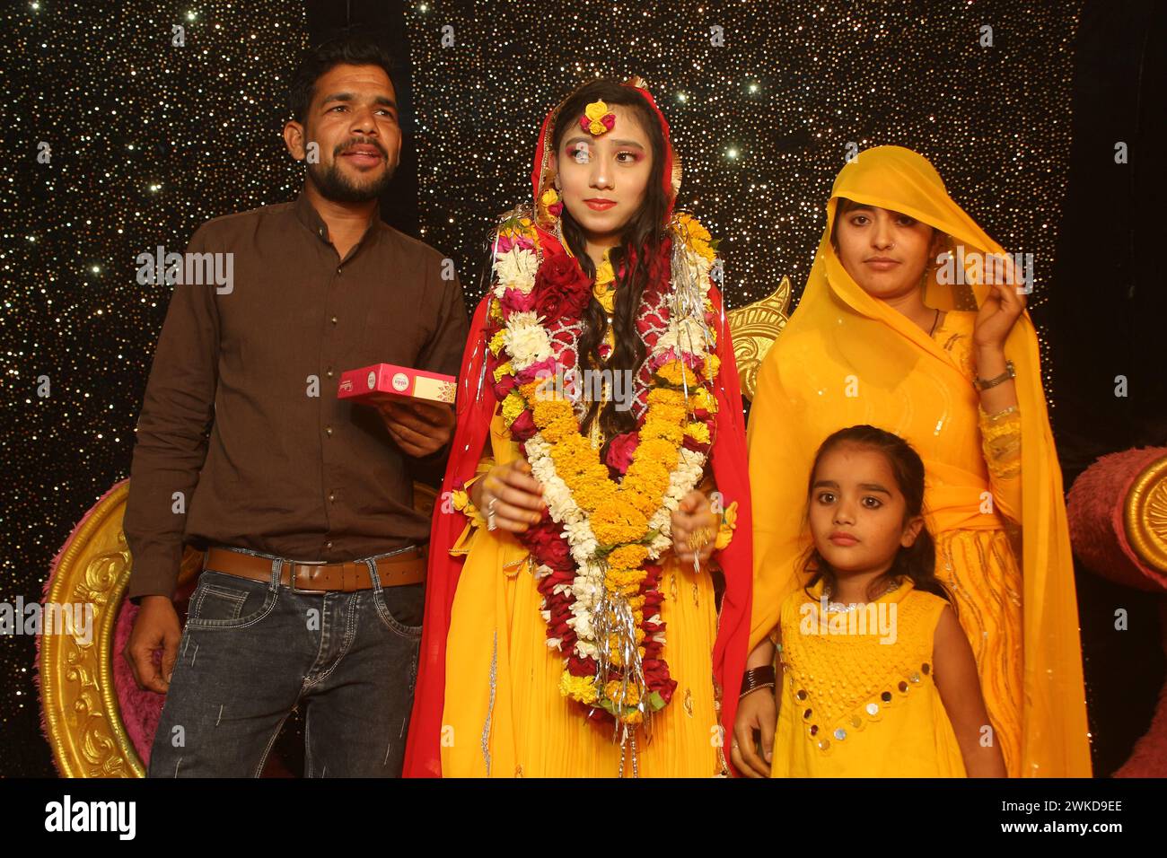 wedding photography Indian bride family, Pretty girl in traditional ...
