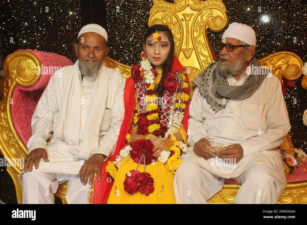 wedding photography Indian bride family, Pretty girl in traditional ...