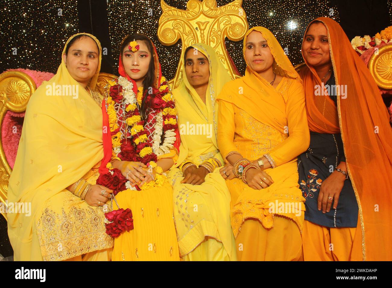 wedding photography Indian bride family, Pretty girl in traditional ...