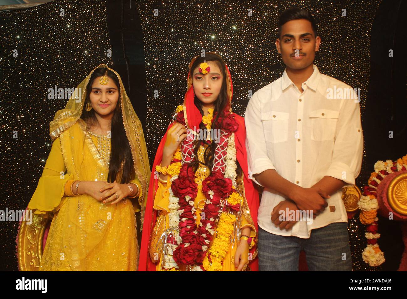 wedding photography Indian bride family, Pretty girl in traditional ...