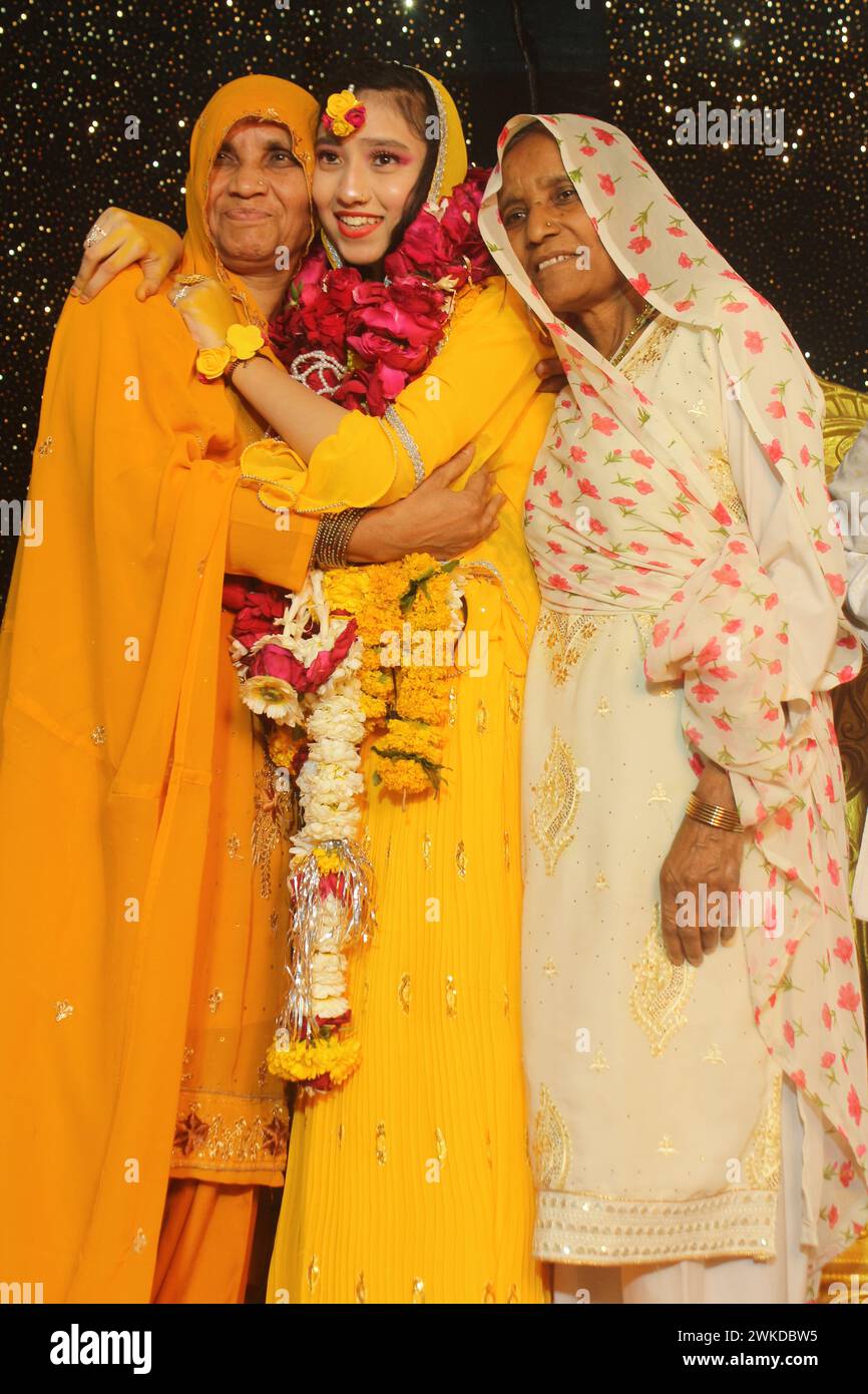 wedding photography Indian bride family, Pretty girl in traditional ...