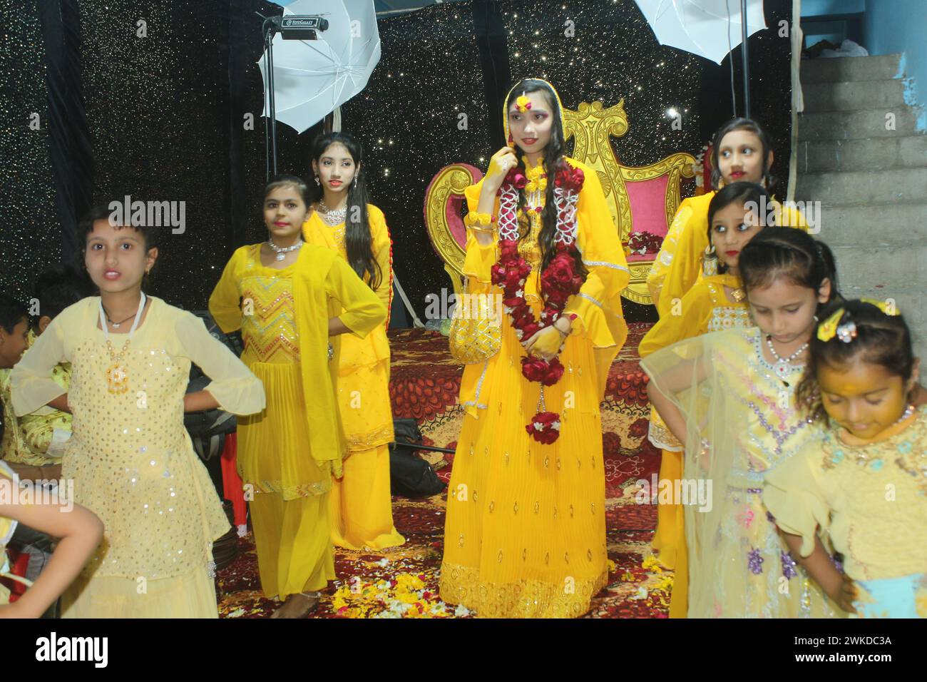 wedding photography Indian bride family, Pretty girl in traditional ...