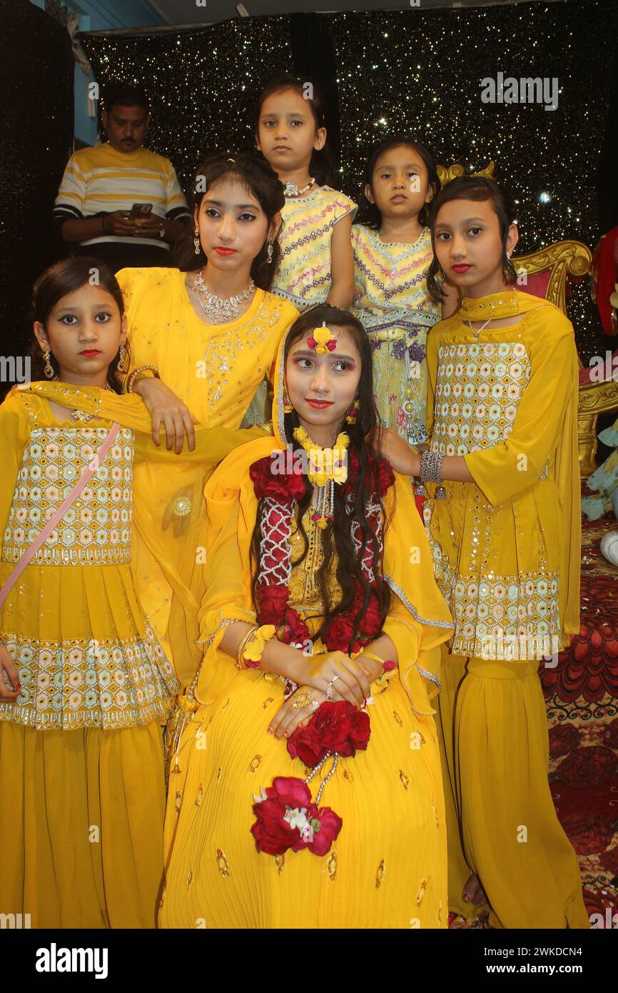 wedding photography Indian bride family, Pretty girl in traditional ...