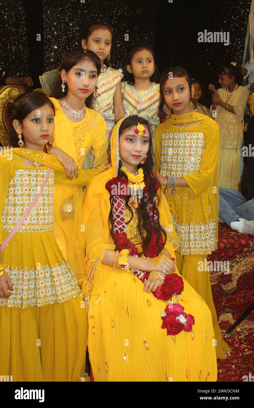 wedding photography Indian bride family, Pretty girl in traditional ...
