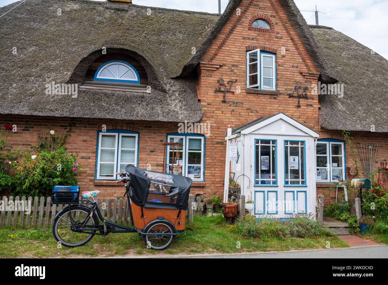 Fassade eines Reetdachhauses im Dorf Nebel auf der Nordseeinsel Amrum ...