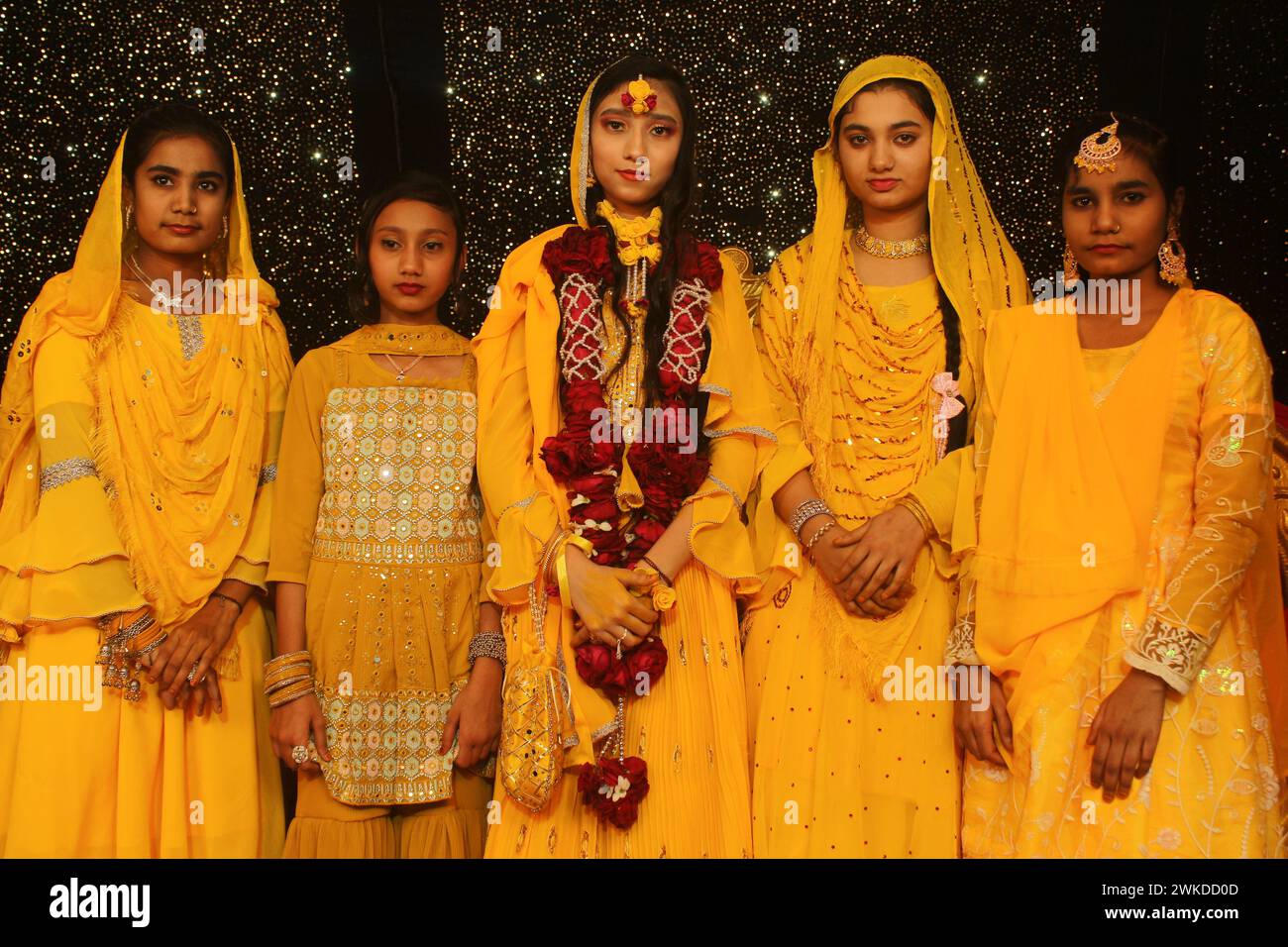 wedding photography Indian bride family, Pretty girl in traditional ...