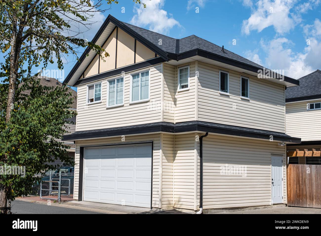 Custom built housing hi-res stock photography and images - Alamy