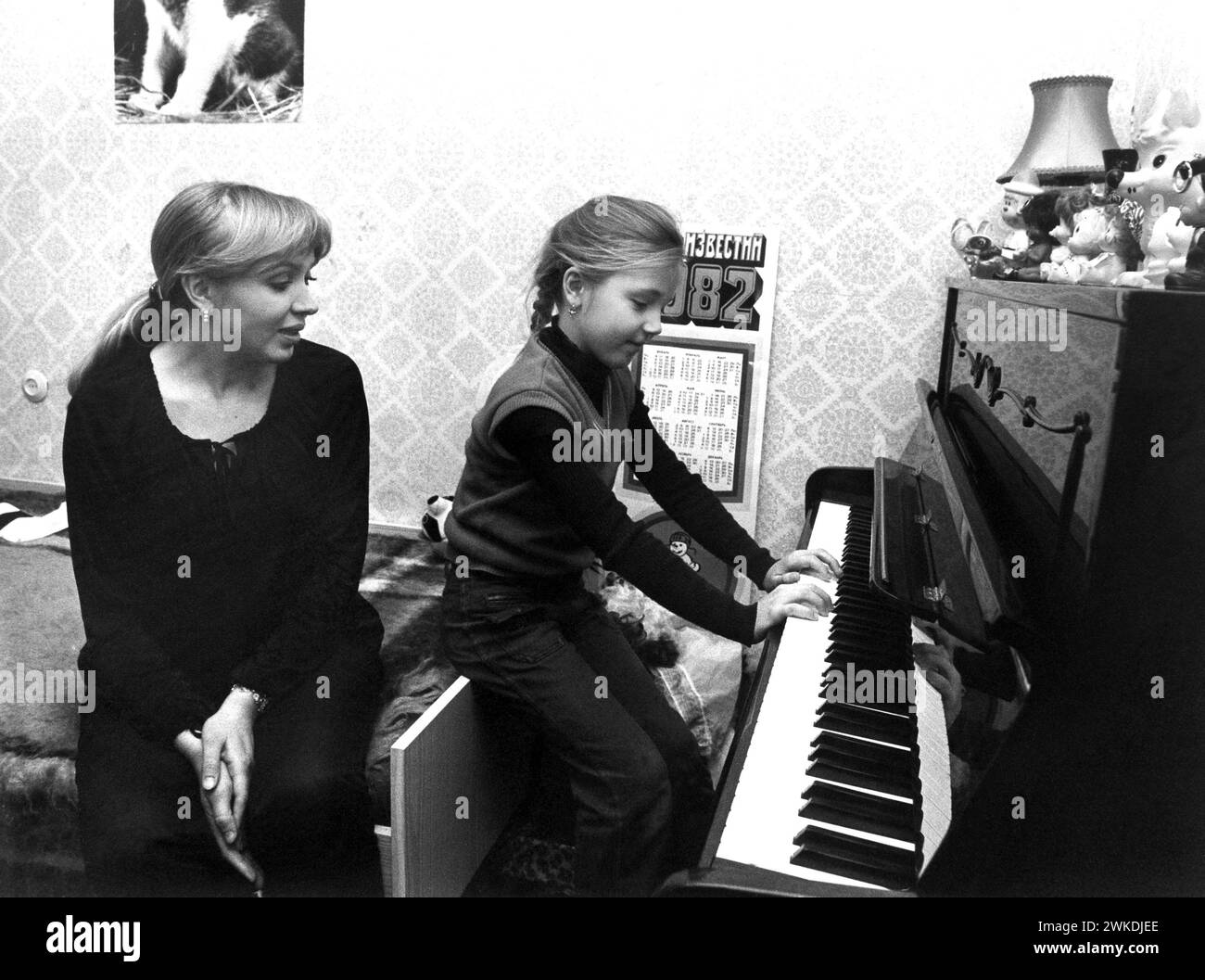 VALERI VASILIEVS wife Tatiana och daughter Elena at home in apartment in Moscow with father away ...