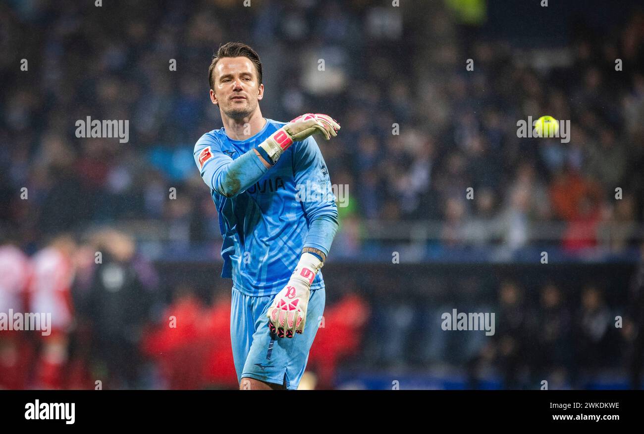Bochum, Germany. 18th Feb 2024. Torwart Manuel Riemann (Bochum) wirft ...