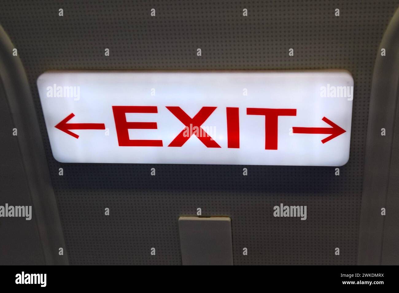 Flugzeug, EXIT - Schild. Notausgang, Beschilderung in einem Airbus A320 ...