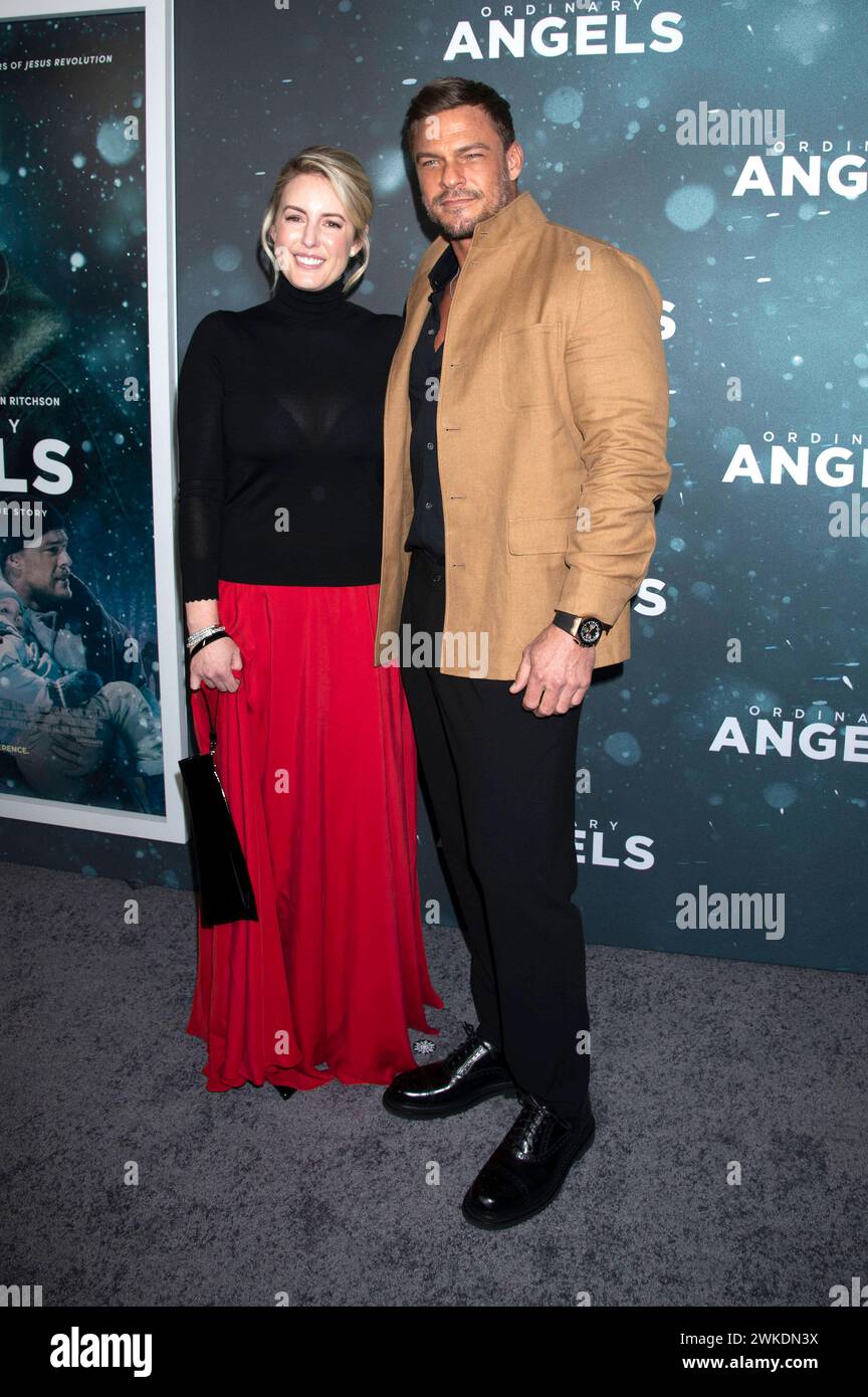 Alan Ritchson mit Ehefrau Catherine Ritchson bei der Premiere des ...